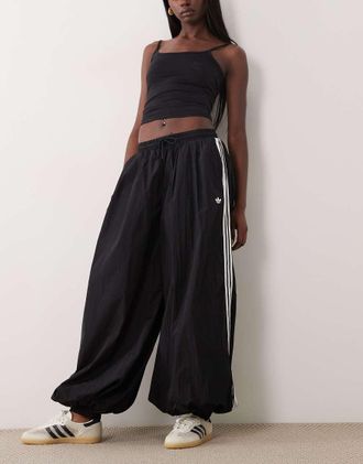 adidas Originals Pantalon de surv&ecirc;tement bouffant en nylon - Noir