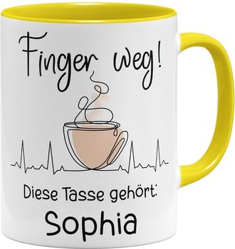 OM3 bedruckte Kaffee-Tasse mit Spruch - Finger weg diese Tasse geh&ouml;rt Wunschname - personalisierbar | Keramik Becher | 325ml | Beidseitig Bedruckt | Gelb