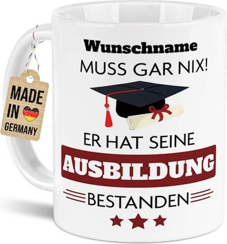 Tassendruck Tasse mit Spruch - Ausbildung bestanden - Er muss gar nix - mit Wunschname selbst gestalten - Geschenk f&uuml;r den Ausbildungsabschluss, Wei&szlig; 300 ml - Per