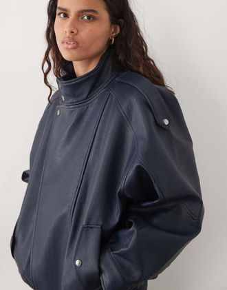 Abercrombie & Fitch Oversize-Bomberjacke aus Kunstleder in Marineblau