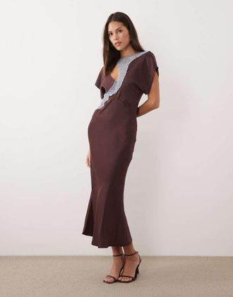 Asos Robe satin&eacute;e coup&eacute;e en biais avec dentelle appliqu&eacute;e et mancherons - Prune-Violet