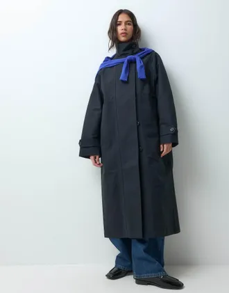 Arket trench long en coton cir&eacute; &agrave; col montant avec d&eacute;tail de col int&eacute;rieur en velours c&ocirc;tel&eacute; noir