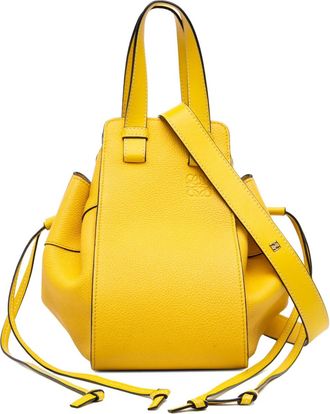 Loewe mini sac à bandoulière Hammock Bag en cuir de veau grainé et lien de resserrage (2010-2025) - Jaune