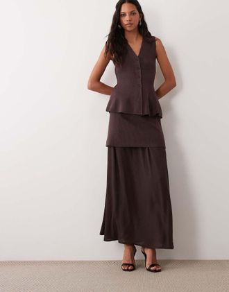 Vero Moda jupe courte en maille avec jupe longue en mousseline coordonn&eacute;e marron chocolat