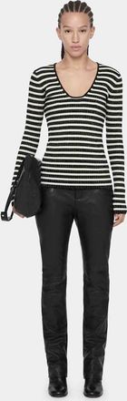 AllSaints Kay gestreiftes Oberteil mit V-Ausschnitt in Schwarz/Chalk White-Multi