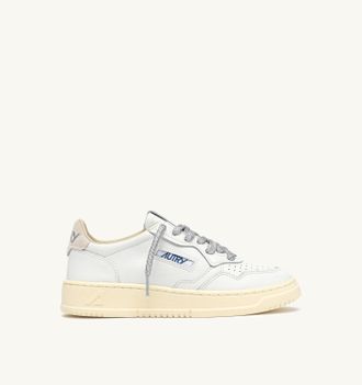 Autry BASKETS MEDALIST LOW EN CUIR BLANC ET DETAILS EN LUREX ARGENT
