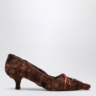 Prada Pumps aus Satin in Kaffeefarbe mit Federn verziert