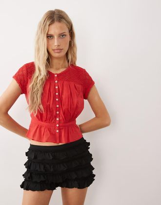 Free People Top boutonn&eacute; &agrave; manches courtes et broderies - Rouge