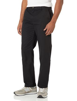 Amazon Essentials Herren Knitterarme Flatfront-Chinohose, Gerade Geschnitten, Schwarz, 32W / 32L