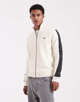 Fred Perry Lang&auml;rmliger, gerippter Pullover in Ecru mit durchgehendem Rei&szlig;verschluss-Wei&szlig;
