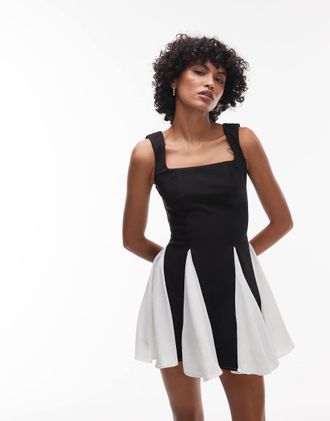 Heiress Beverly Hills Robe courte contrastante à ourlet plissé et encolure carrée - Noir et blanc