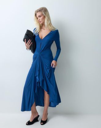 Asos lang&auml;rmeliges Maxikleid mit tiefem Ausschnitt und geraffter Vorderseite in Blau