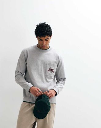 Tommy Hilfiger T-shirt &agrave; manches longues coupe carr&eacute;e avec logo style universitaire - Gris clair