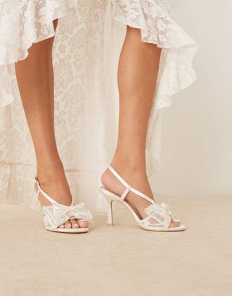 Be Mine Bridal - Dove - Sandaletten in Elfenbein mit Absatz und Spitzen-Zierschelife-Wei&szlig;