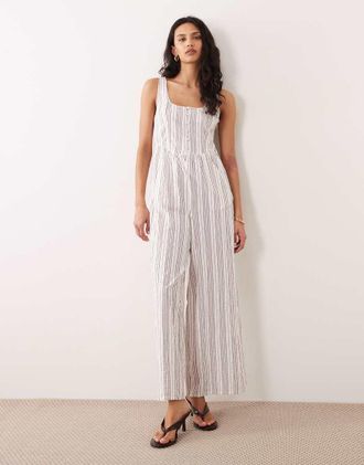 Nobody's Child Cora - &Auml;rmelloser Baumwoll-Jumpsuit in gestreiftem Wei&szlig; mit eckigem Ausschnitt und Knopfdetail