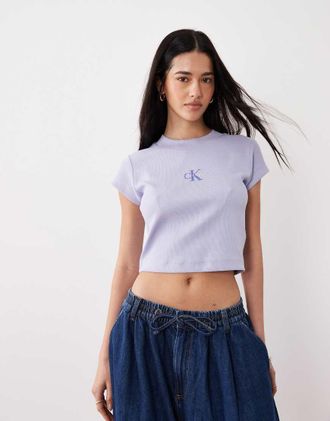 Calvin Klein Jeans Knapp geschnittenes, geripptes T-Shirt in Helllila mit Monogramm-Logo