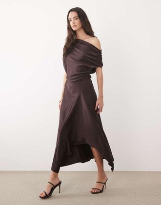 Mango Schulterfreies Maxikleid in Schokobraun mit asymmetrischem Saum