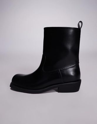 Asos Schlupfstiefel in Schwarz mit Kontrastkanten