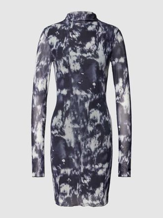 Review Minikleid aus Mesh mit Batikmuster
