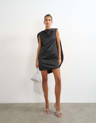 Topshop robe courte en satin &agrave; d&eacute;tail pliss&eacute; asym&eacute;trique et dos cape noire