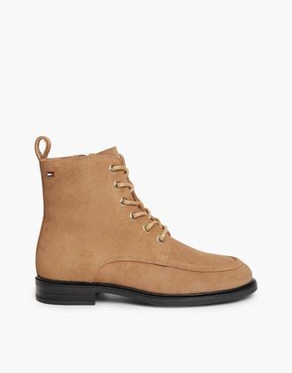 Tommy Hilfiger Schn&uuml;rstiefel aus Wildleder mit Emaille-Flagge in Braun