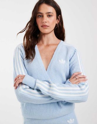 adidas Originals x Jennie Strick-Wickelcardigan in Hellblau