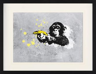 1art1 Streetart Poster Banksy, AFFE mit Bananenpistole Gerahmtes Bild Mit Edlem Passepartout | Wand-Bilder | Im Bilderrahmen 80x60 cm