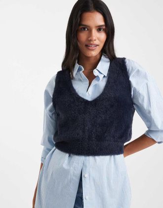 WeWoreWhat Flauschige Weste in Marineblau mit V-Ausschnitt