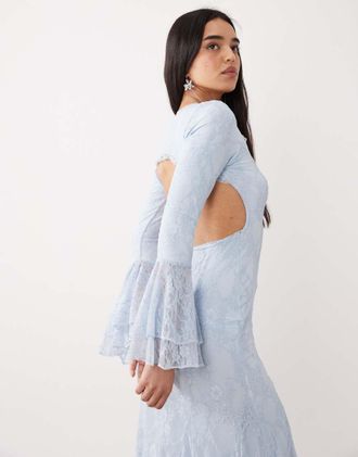Asos Robe longue en dentelle avec empi&egrave;cements &agrave; godets et manches &eacute;vas&eacute;es - Bleu