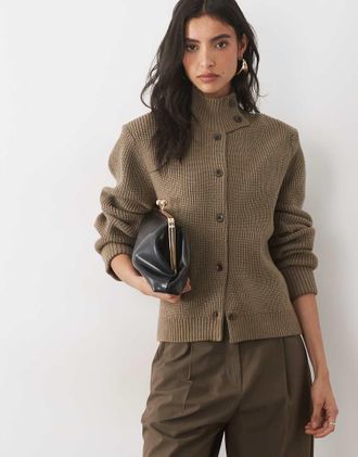 Pretty Lavish Strickjacke mit Stehkragen und Knopfleiste in Mokka-Braun
