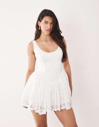 Aria Cove Robe courte en dentelle avec d&eacute;tail corset, encolure d&eacute;gag&eacute;e et ourlet &agrave; volants - Blanc