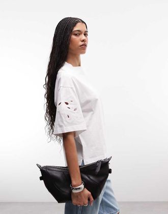 AllSaints Lola Amelie - Kurz&auml;rmliges T-Shirt in Wei&szlig; mit Zierausschnittdetail