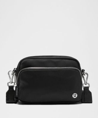 lululemon Everywhere Crossbody-Tasche 2 l Metallbeschl&auml;ge - Gr&ouml;&szlig;e 2 l in Black/Silver
