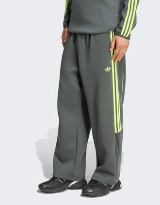adidas Originals Spacer Teamgeist 26 Hose mit offenem Saum in Legend Ivy / Solar Yellow-Grau
