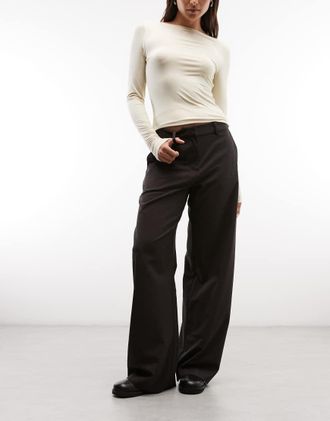 Weekday pantalon de tailleur large en marron fonc&eacute; chin&eacute;