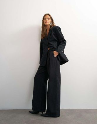 Topshop X Cara pantalon de coordonn&eacute; en denim &agrave; rayures fines, plis et jambe large, indigo-Bleu