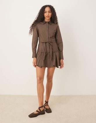 Asos Robe chemise courte avec liens multiples et jupe &agrave; godets - Rayures chocolat-Multicolore
