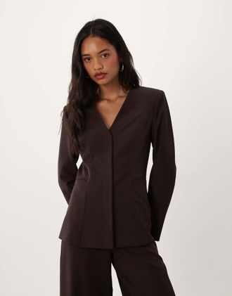 4th & Reckless kragenloses Blazer-Kombiteil mit ausgestellten &Auml;rmeln, strukturierter Passform und taillierter Taille in Aubergine-Lila