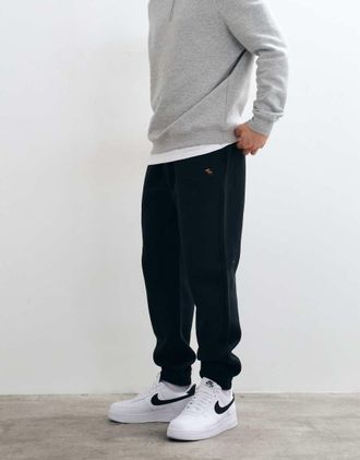 Abercrombie & Fitch joggers noirs &agrave; bas de jambes resserr&eacute;s avec logo iconique