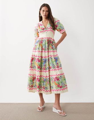Hope & Ivy Robe babydoll mi-longue en coton &agrave; fleurs avec col V et manches bouffantes - Blanc et rose-multicolore