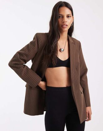 Pieces taillierter Blazer als Zweiteiler in Schokobraun mit Nadelstreifen