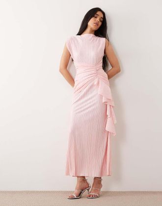 Asos Robe longue pliss&eacute;e et fronc&eacute;e sur le c&ocirc;t&eacute; &agrave; volants - Rose pastel