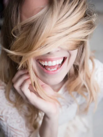 Bye, bye Schuppen: Mit diesen günstigen Hausmitteln wirst du sie endlich los