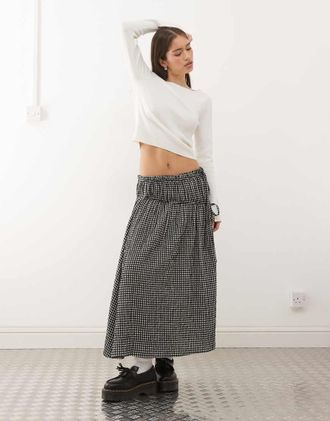 Reclaimed Vintage Schwarz-wei&szlig; karierter Midi-Schlupfrock mit Zierschleifen-Bunt