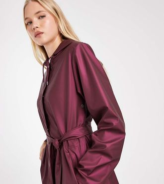 Rains x ASOS exklusive 12040 wasserdichte A-Linien-Jacke mit G&uuml;rtel in Burgunderrot-Lila