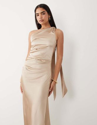 Aria Cove Robe longue effet drap&eacute; en satin avec &eacute;paules torsad&eacute;es - Champagne-Neutre