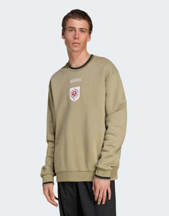 adidas Originals Sweatshirt in Orbit Gr&uuml;n mit Rundhalsausschnitt und Badge