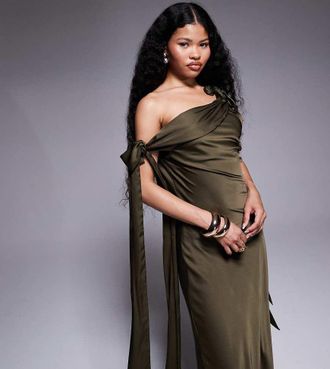 Tfnc Petite Robe longue avec &eacute;paules tombantes et d&eacute;tails nou&eacute;s en satin - Olive-Vert