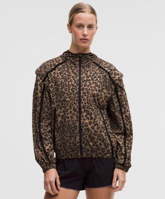lululemon Wandelbarer Windbreaker f&uuml;r Frauen - Gr&ouml;&szlig;e XS in True Leopard Multi/Black