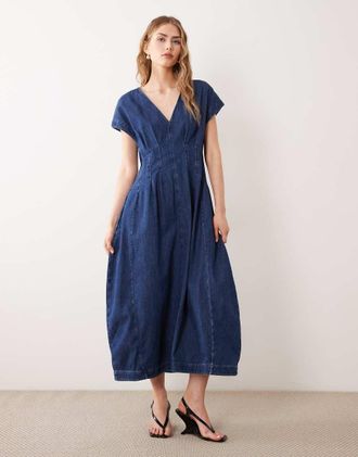 Arket Maxikleid aus Denim in mittelblauer Waschung mit geraffter Taille und Ballonsaum